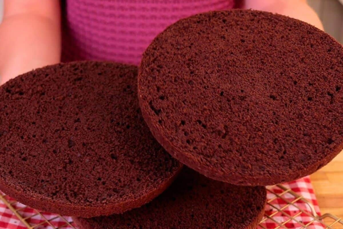 Pão de ló de chocolate fofinho: com 4 ingredientes, sem leite e sem ...