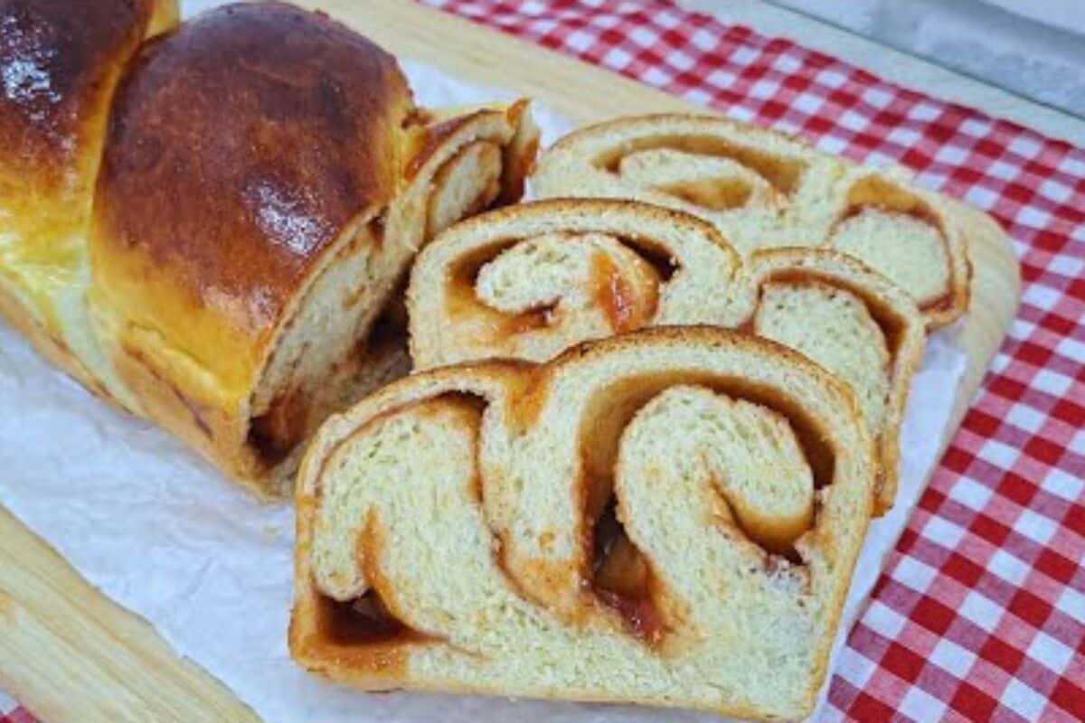 Pão doce recheado com goiabada: massa fofinha e recheio cremoso para o ...
