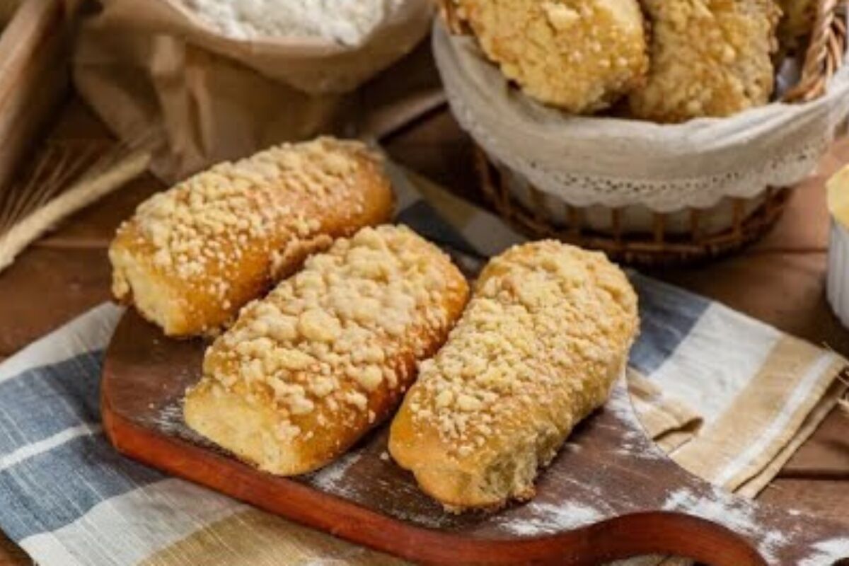 Pão cuca de padaria fofinho e com aquela farofa crocante irresistível ...