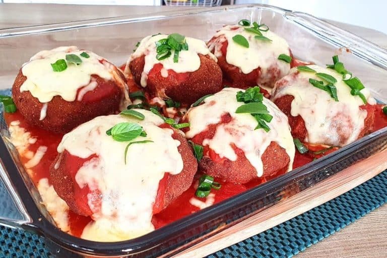 Polpetone de carne recheado com queijo, uma opção deliciosa e suculenta ...