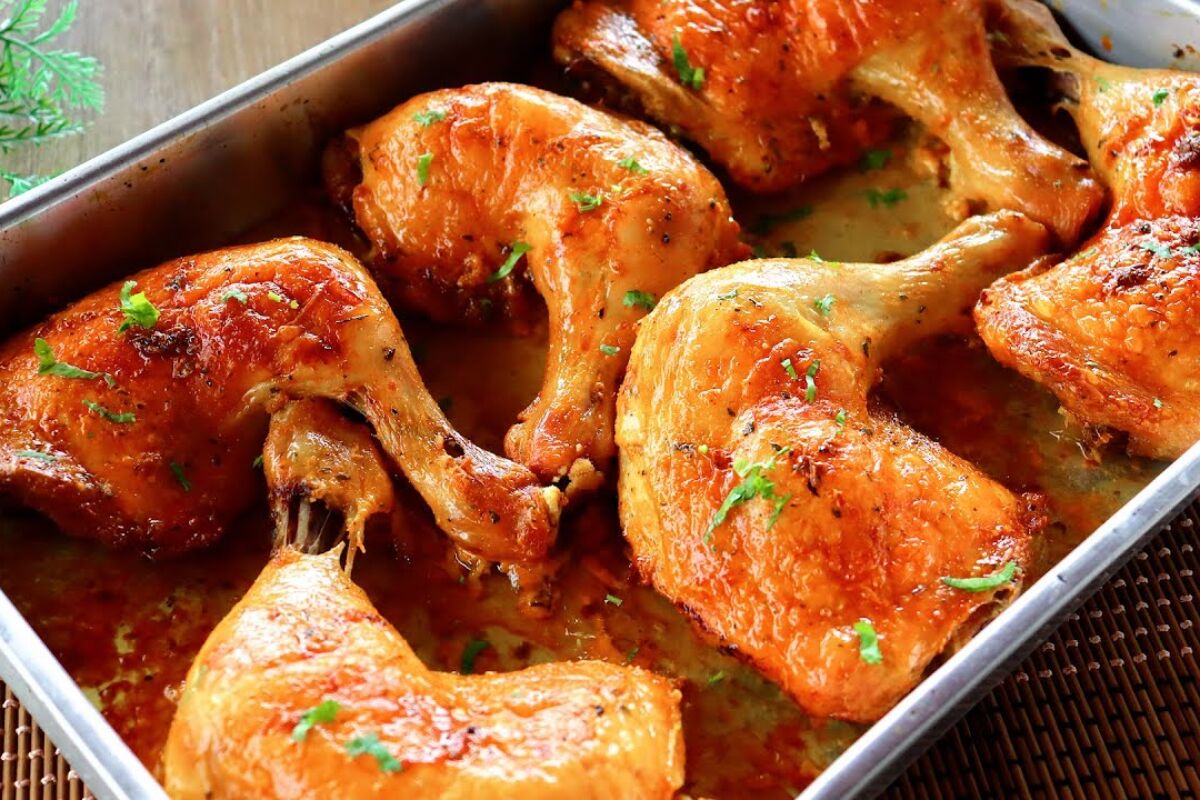 Frango assado na maionese delicioso, suculento por dentro e dourado e ...