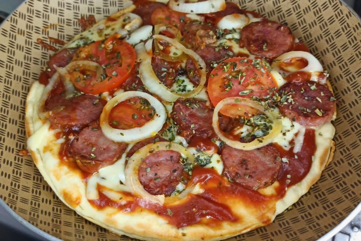 Pizza de frigideira pronta em poucos minutos e que não leva ovo na ...