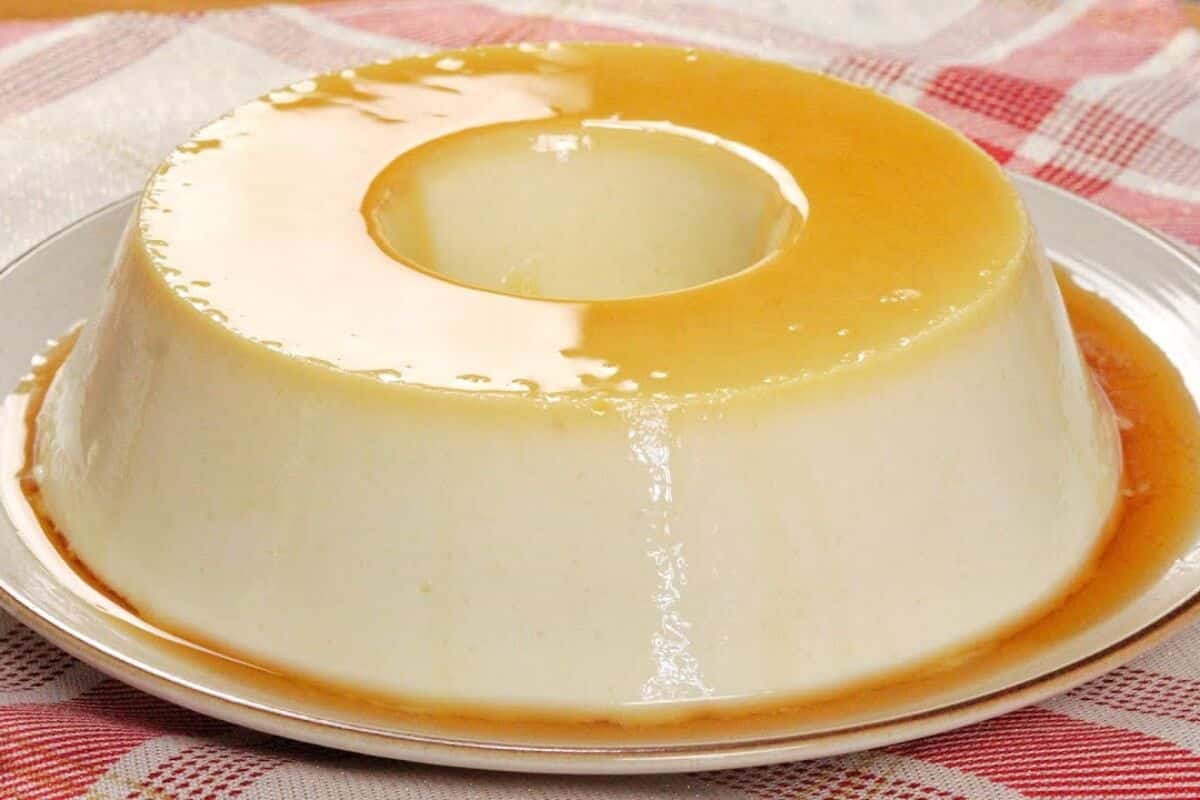 Pudim de maria mole, que não leva ovos e fica com uma textura leve ...