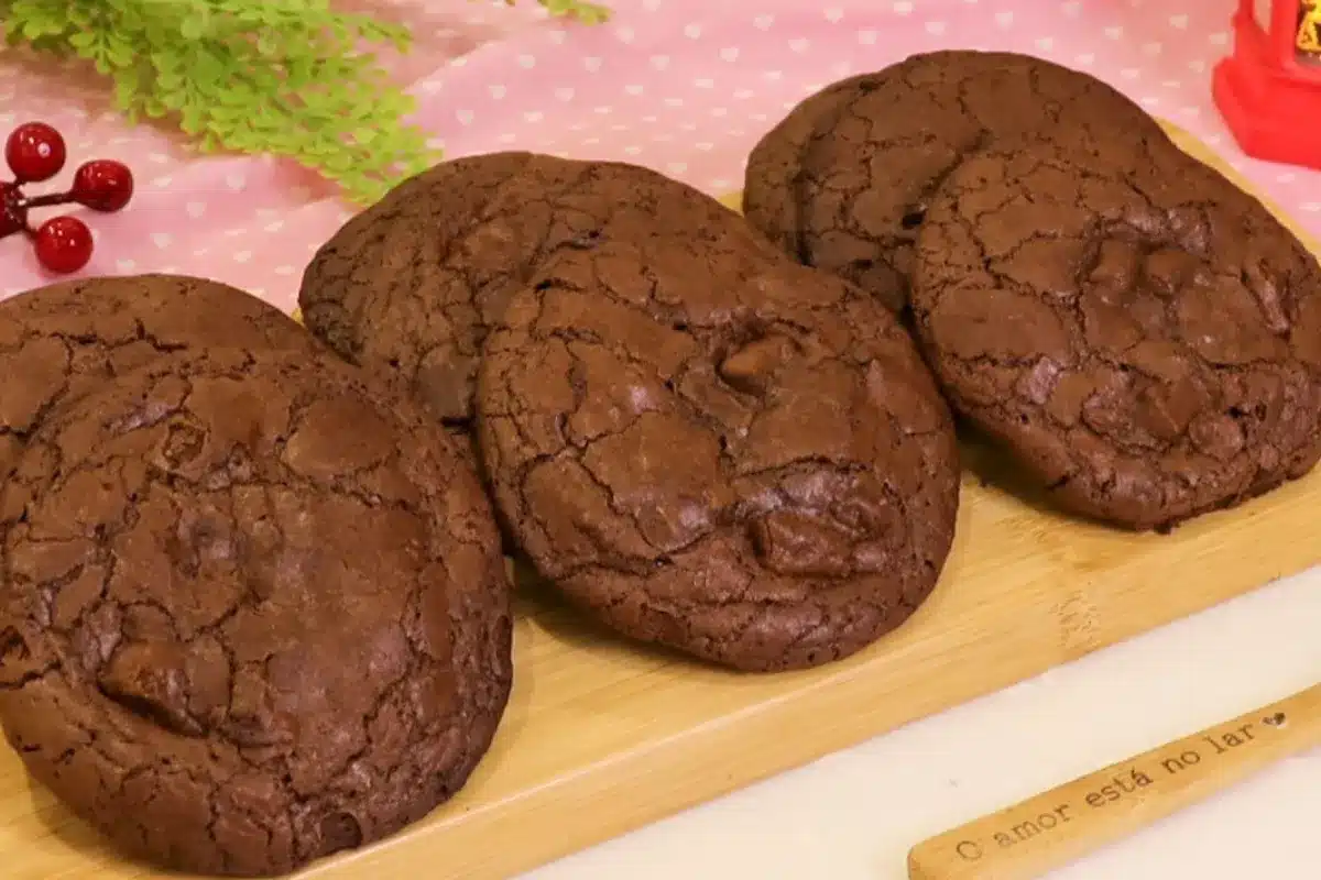 Biscoito de brownie que fica divino: super chocolatudo e molhadinho por ...