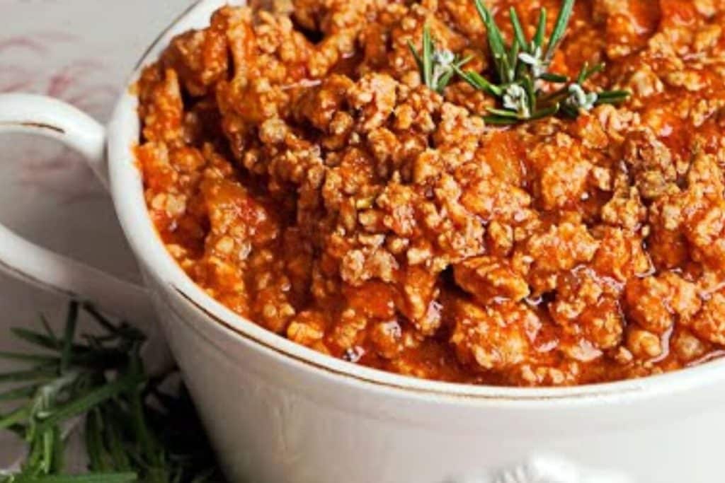 Carne moída simples com molho de tomate: um prato clássico e suculento ...