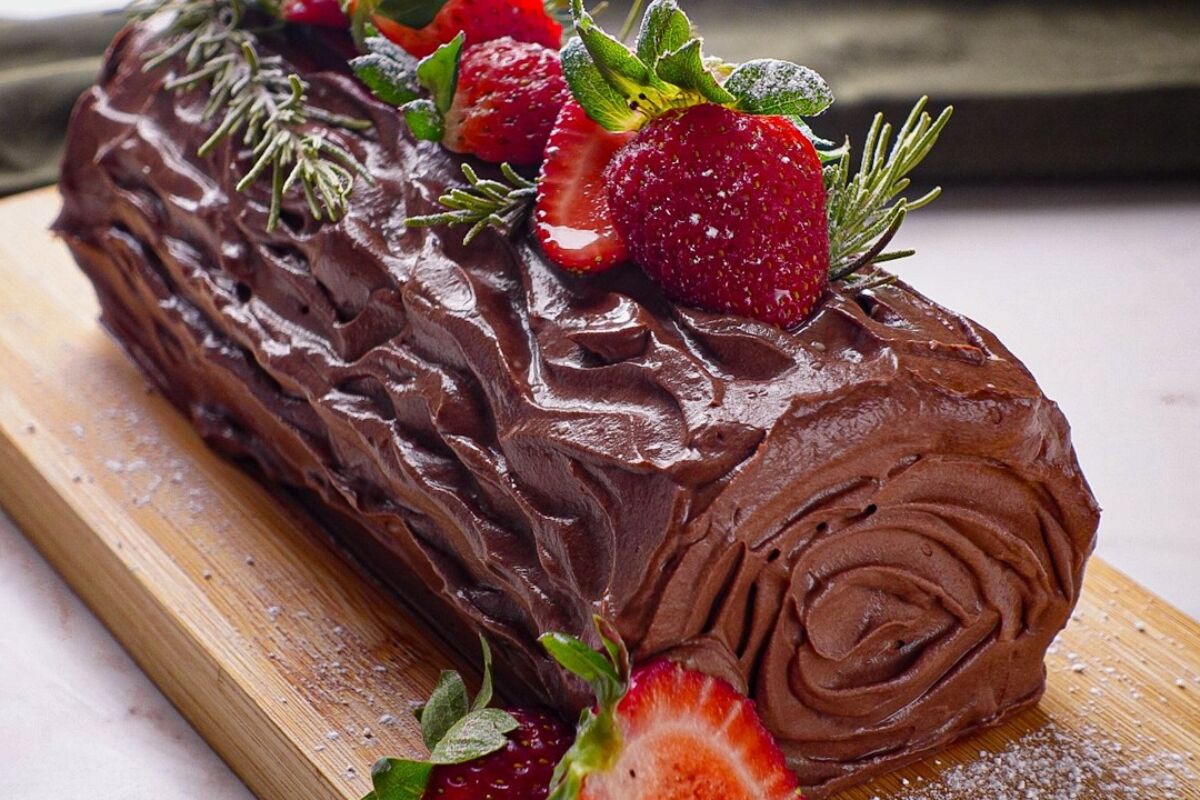 Rocambole de chocolate com recheio generoso, que parece uma sobremesa ...
