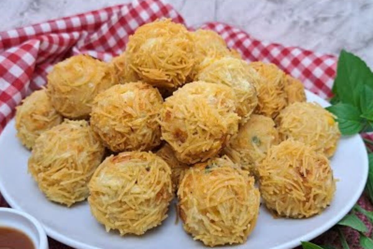 Bolinho de frango com milho crocante por fora e macio por dentro, para ...