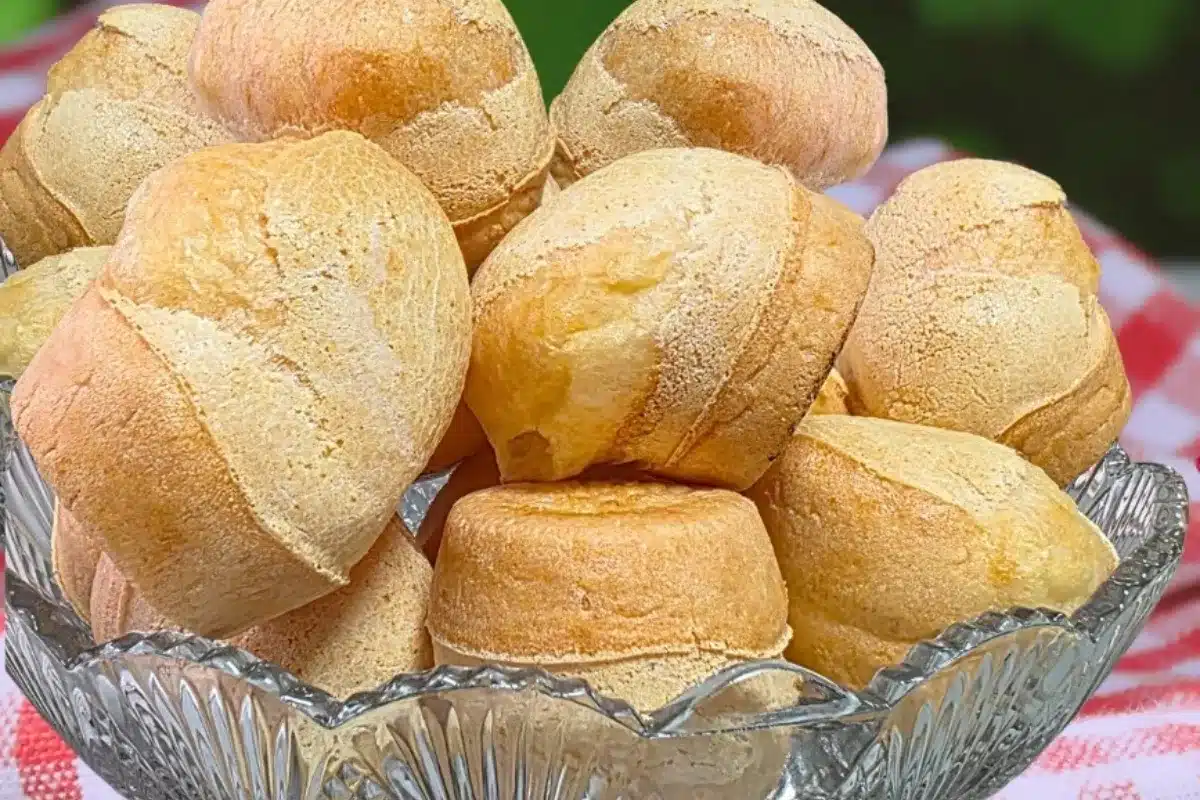 Pão de queijo de padaria bem sequinho por fora e super macio por dentro ...