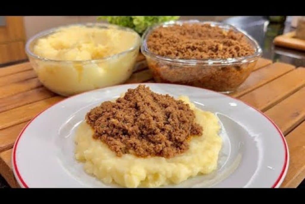 Purê de batata cremoso com carne moída bem temperada, feito de um jeito ...