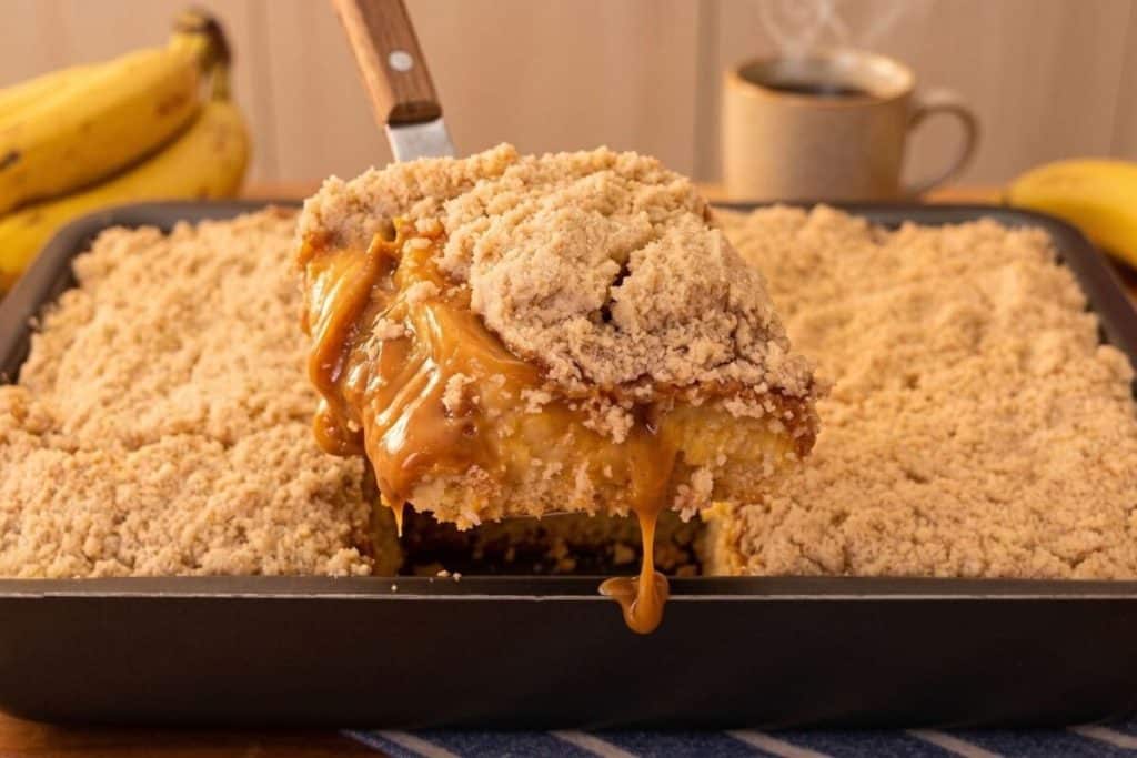 Cuca de banana com doce de leite bem fofinha e com aquela farofa ...