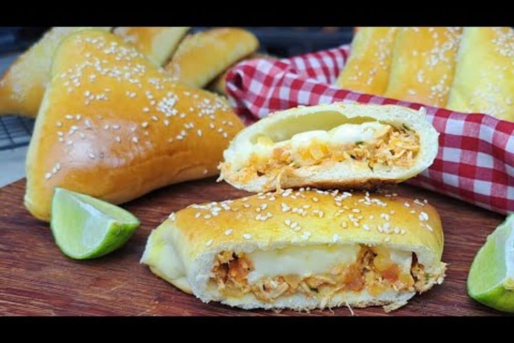 Esfiha de frango com requeijão com uma massa que parece uma nuvem de ...