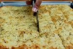 Pão de alho caseiro muito cremoso e irresistível, que fica pronto num ...