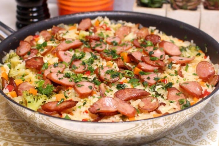 Arroz com linguiça muito saboroso e feito em uma panela só, uma ...