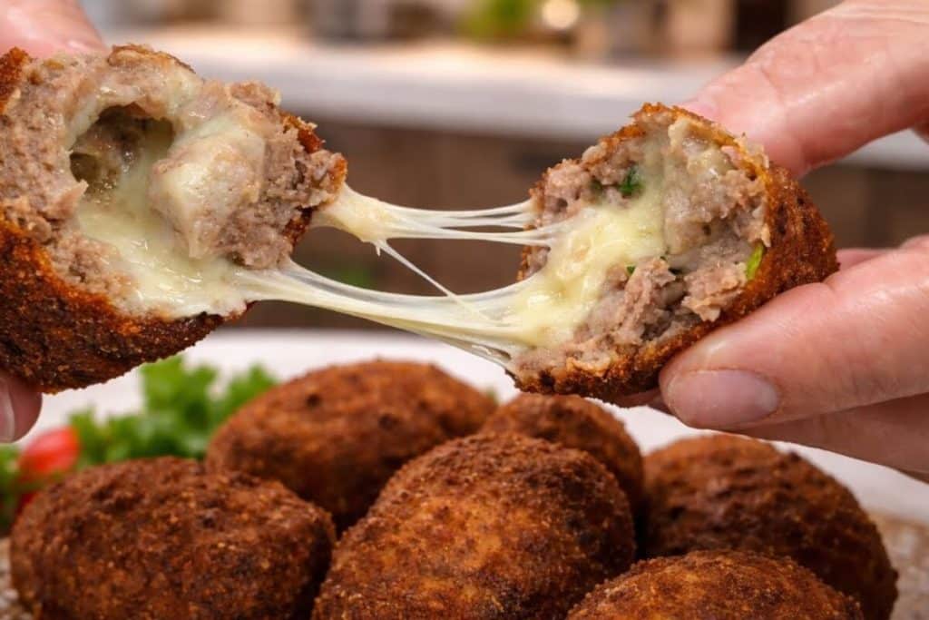 Bolinho de carne moída recheado com bastante queijo que fica super ...