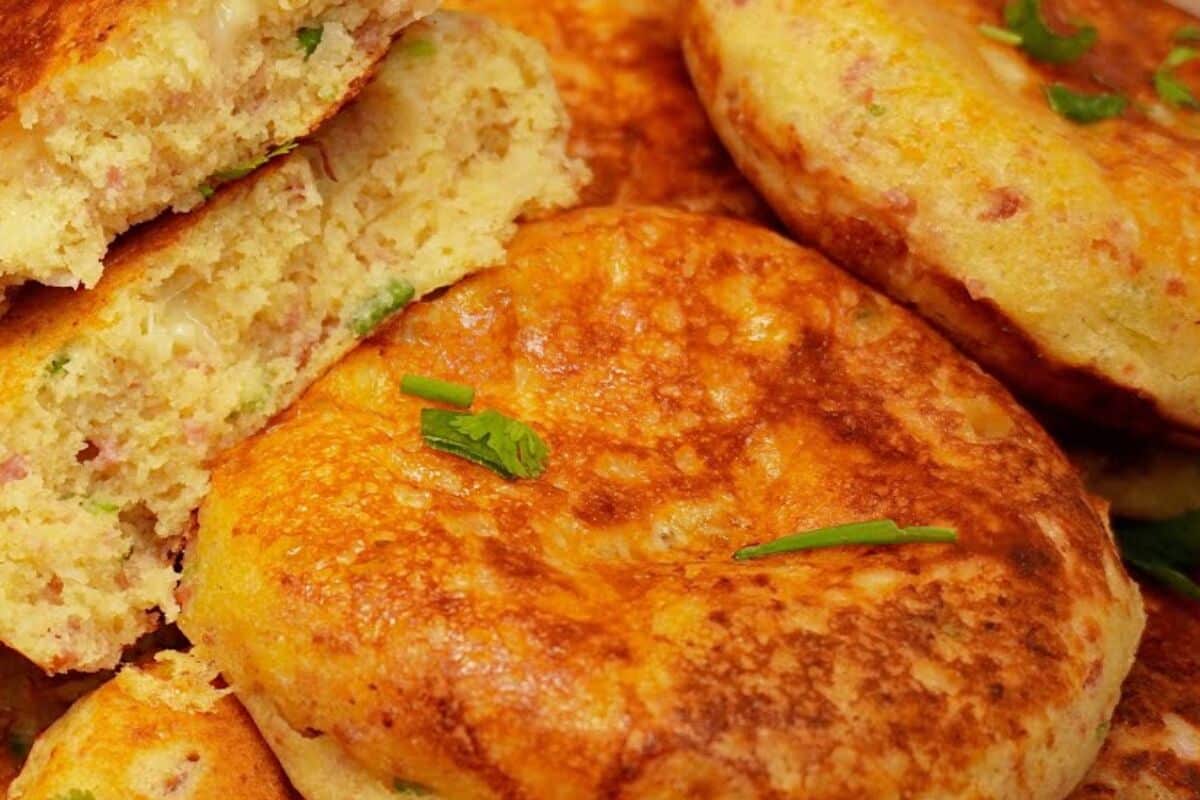 Bolinho salgado de fubá feito na frigideira de um jeito super rápido e ...