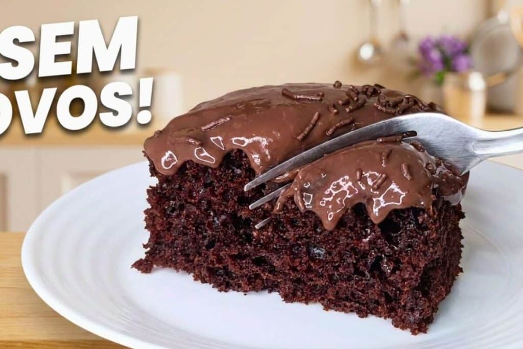 Bolo de chocolate sem ovo que fica fofo e úmido, feito à mão sem ...