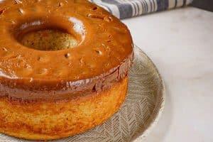 Bolo de churros com uma massa bem fofinha e muito doce de leite ...
