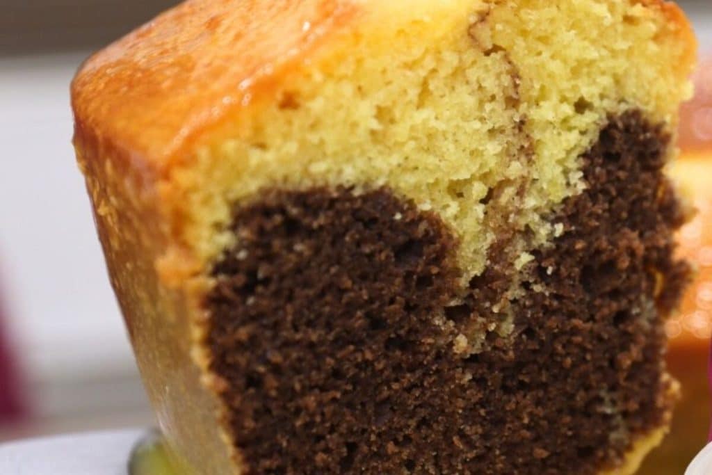Bolo mesclado de maracujá com chocolate que fica fofinho e traz uma ...