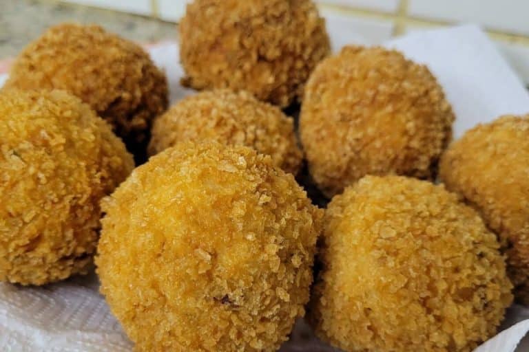 Bomba de frango salgada muito crocante por fora e com um recheio ...