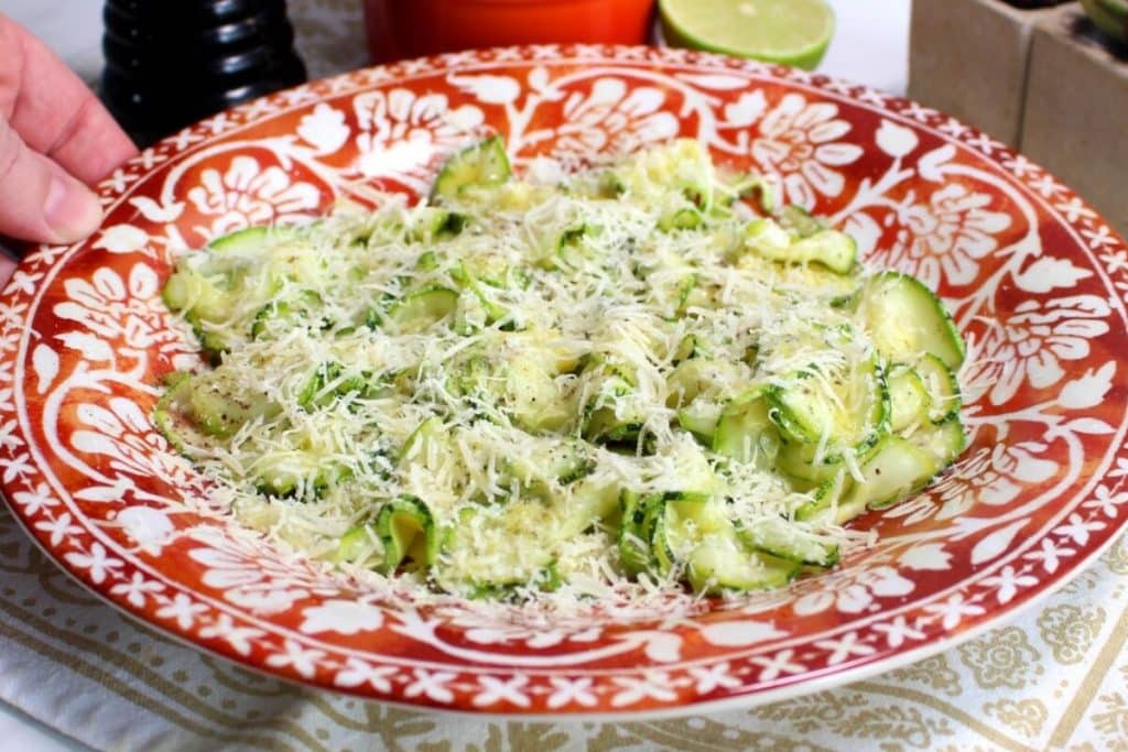 Carpaccio de abobrinha fino, leve e temperado, com um molho refrescante ...
