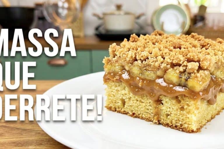 Cuca de banana com doce de leite, que tem uma massa fofinha e uma ...