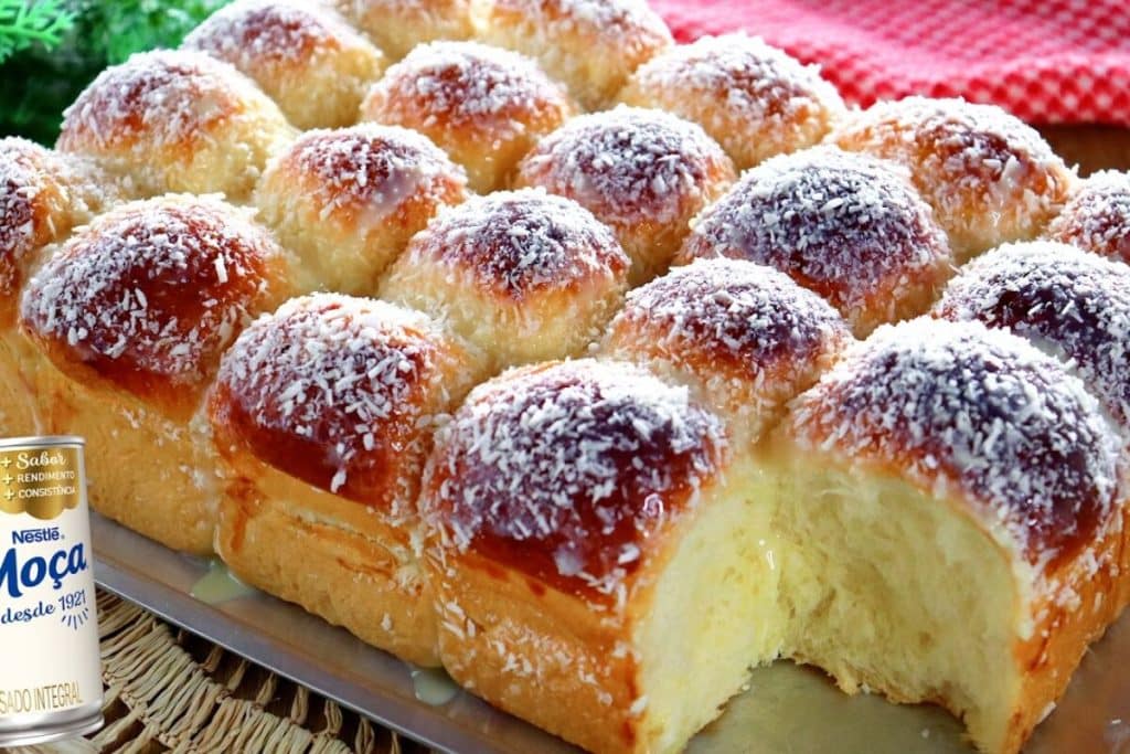 Pão de leite condensado super fofinho e macio, com aquela calda doce ...