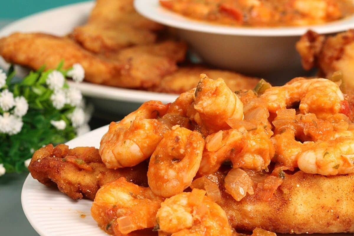 Peixe frito sequinho e muito crocante, acompanhado de um molho de ...