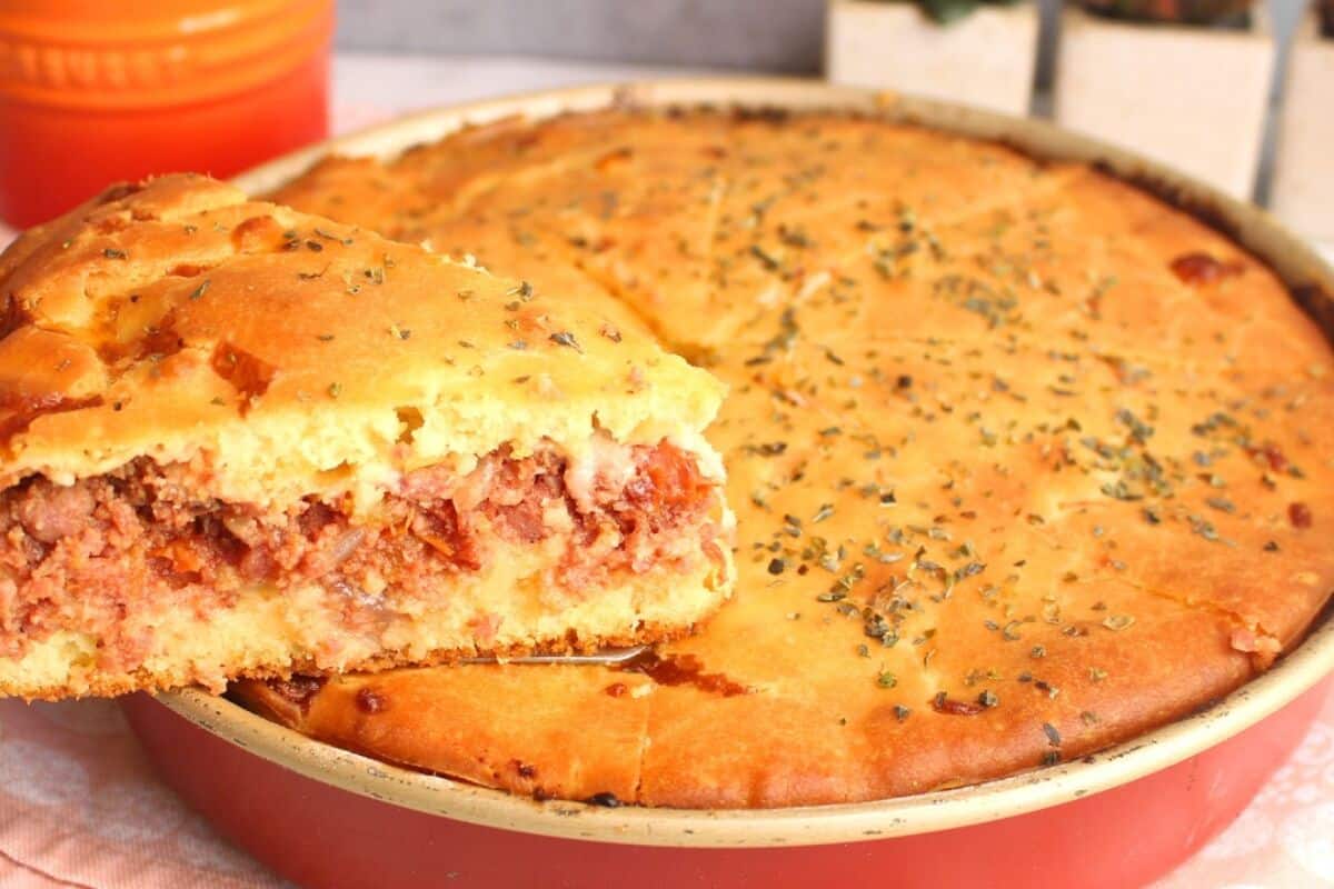 Torta de calabresa com queijo derretido feita com uma massa fofinha de ...