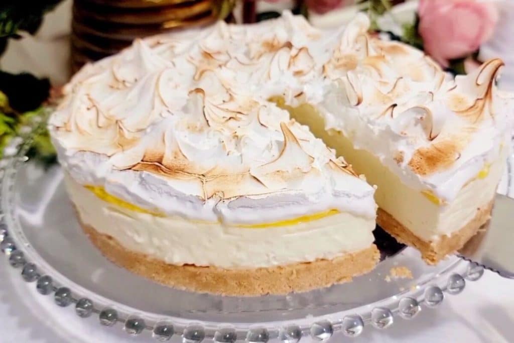 Torta de limão bem refrescante feita sem forno, com um creme azedinho e ...