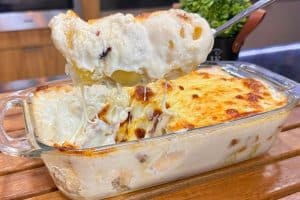 Batata cremosa de forno com bacon picadinho e muita muçarela derretida ...