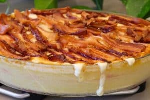 Batata gratinada com bacon crocante e bastante queijo derretido no ...