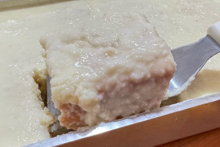 Bolo de coco gelado bem molhadinho com calda de leite de coco, para ...